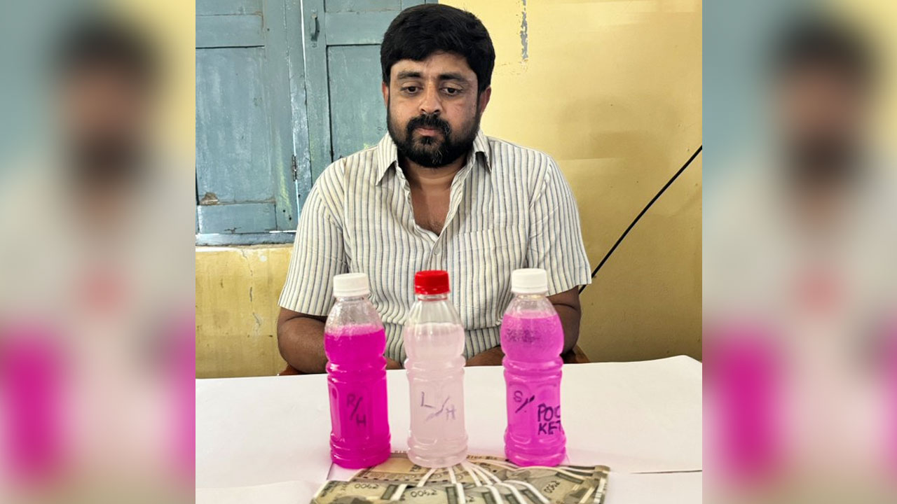 ACB Trap | లంచం తీసుకుంటూ ఏసీబీకి చిక్కిన రెవెన్యూ ఇన్ స్పెక్టర్ ...